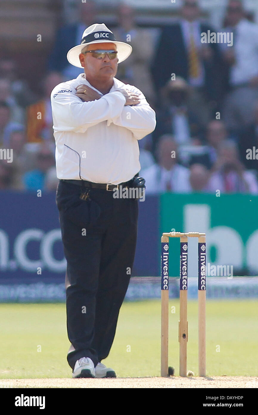 Cricket umpire drs hi-res stock photography and images - Alamy