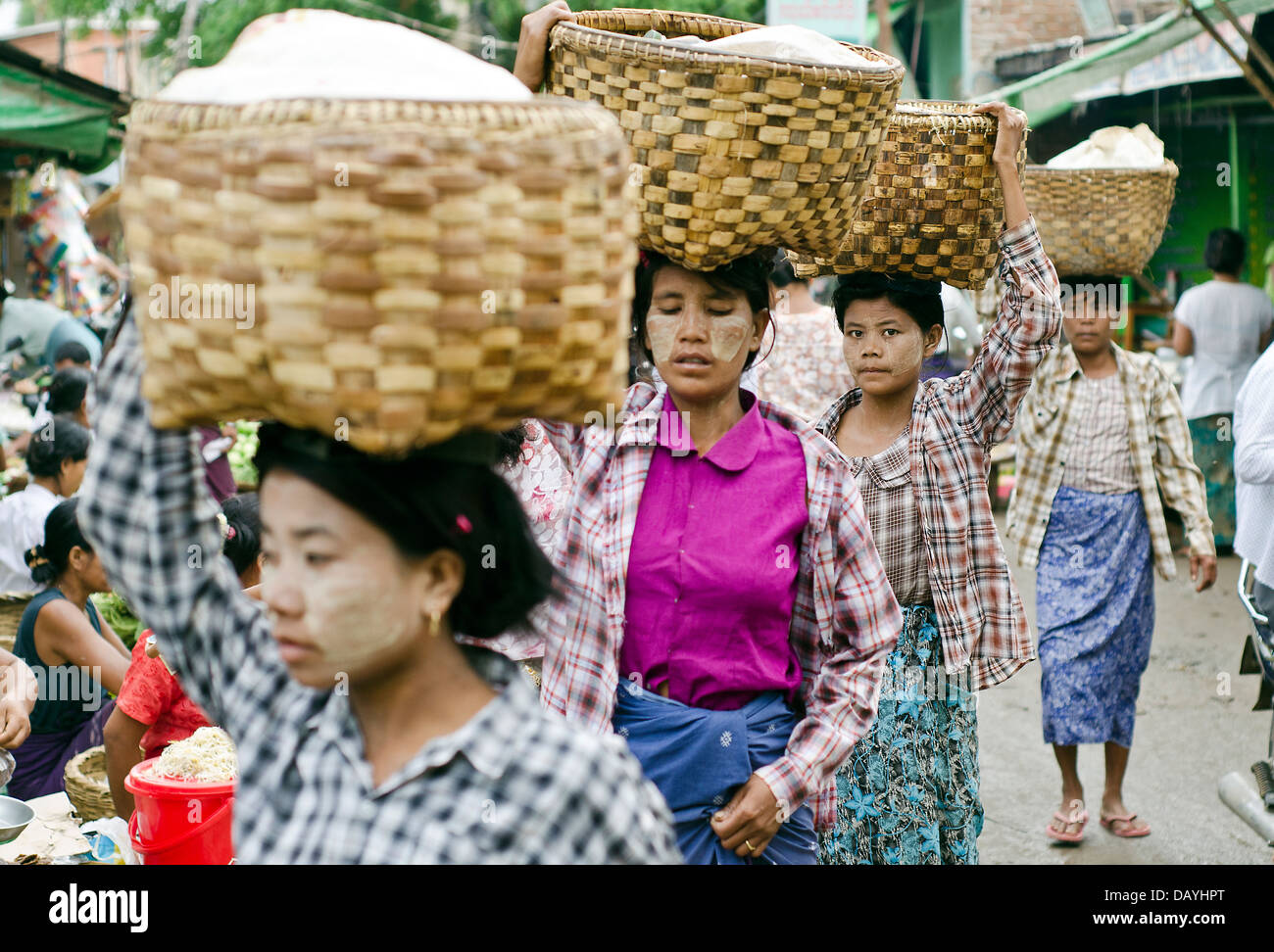 Woman carrying stuff on their heads hi-res stock photography and images ...