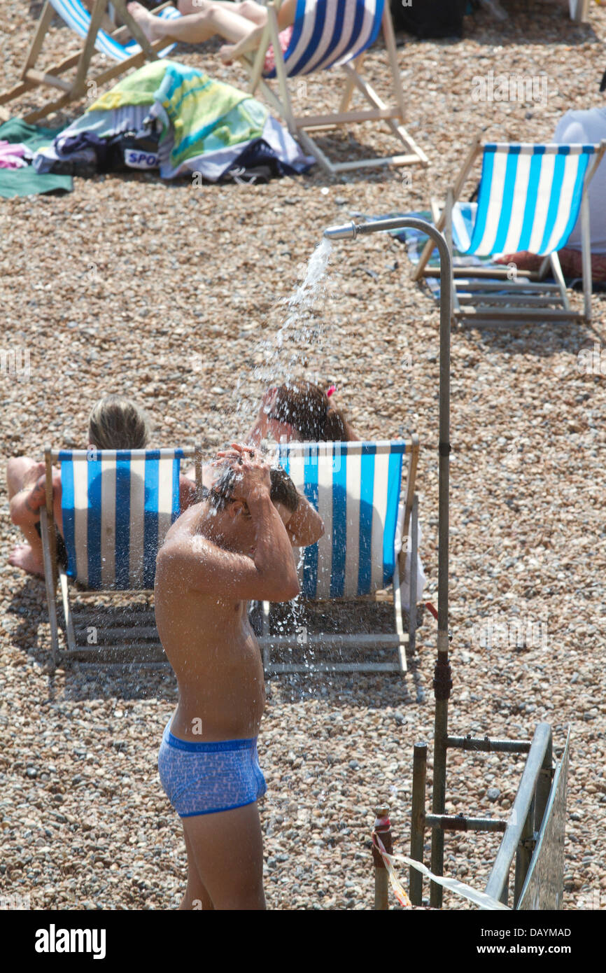 Man the hot weather on the beach in brighton hi-res stock photography ...
