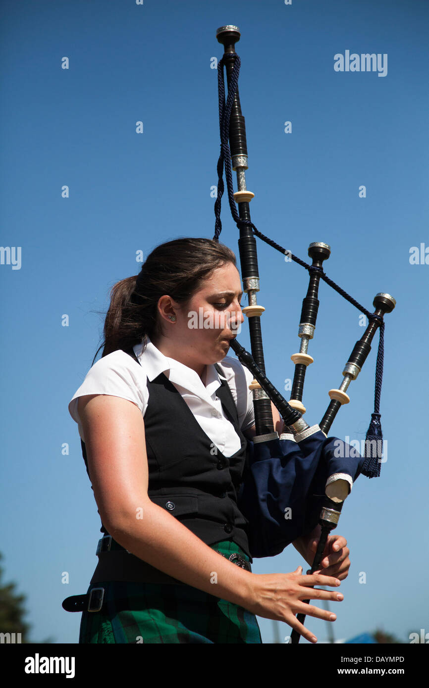 Kilted scottish pipers hi-res stock photography and images - Alamy