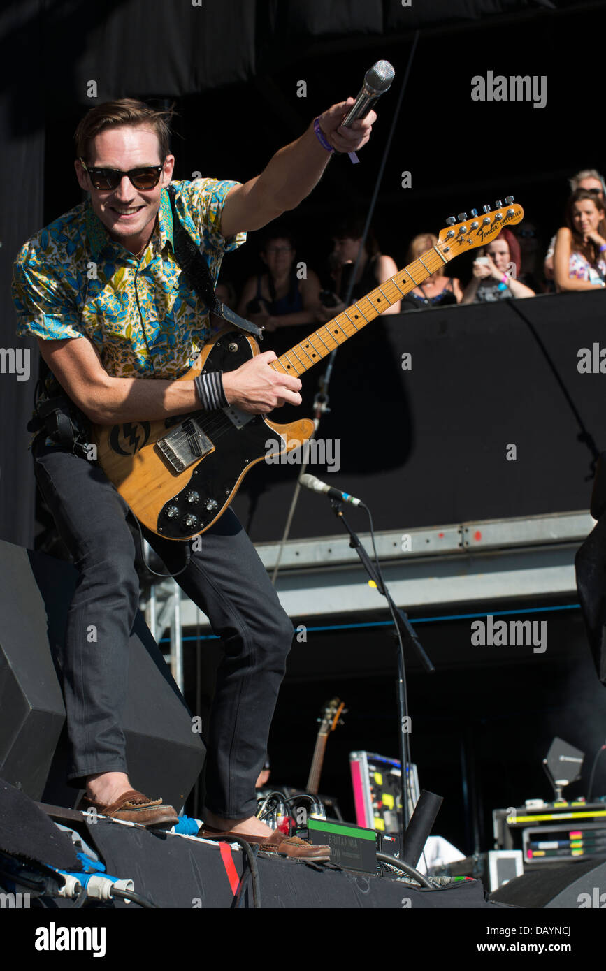 Dan Gillespie Sells, vocals and guitar, The Feeling Performs at Go ...
