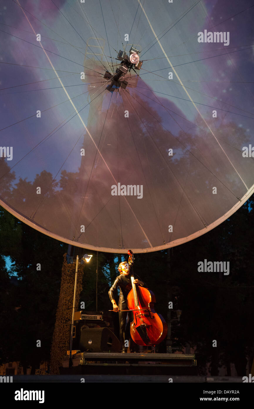 Cie Off company artist plays musical instruments on "Paraboles" show ...