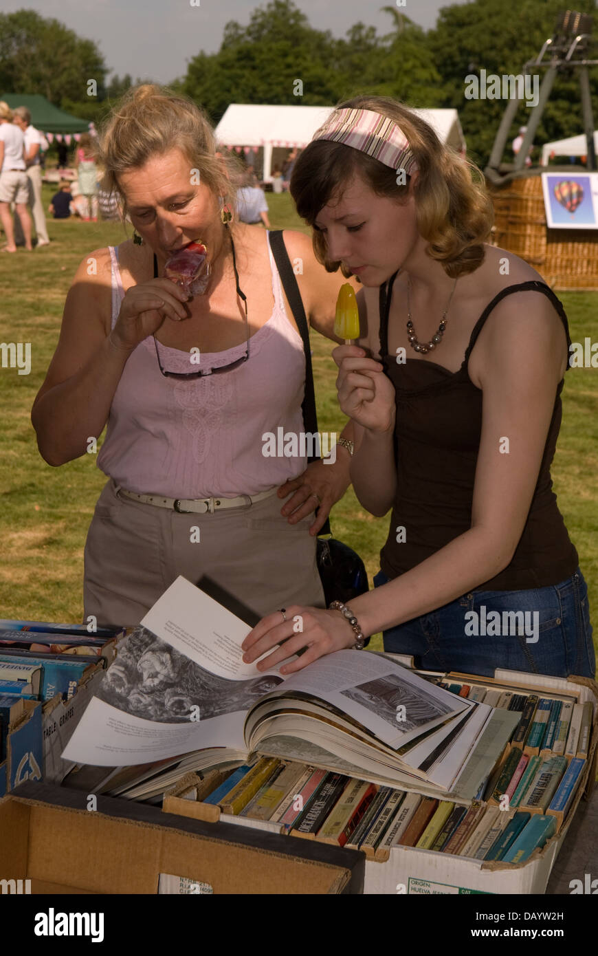 Perusing the books hi-res stock photography and images - Alamy
