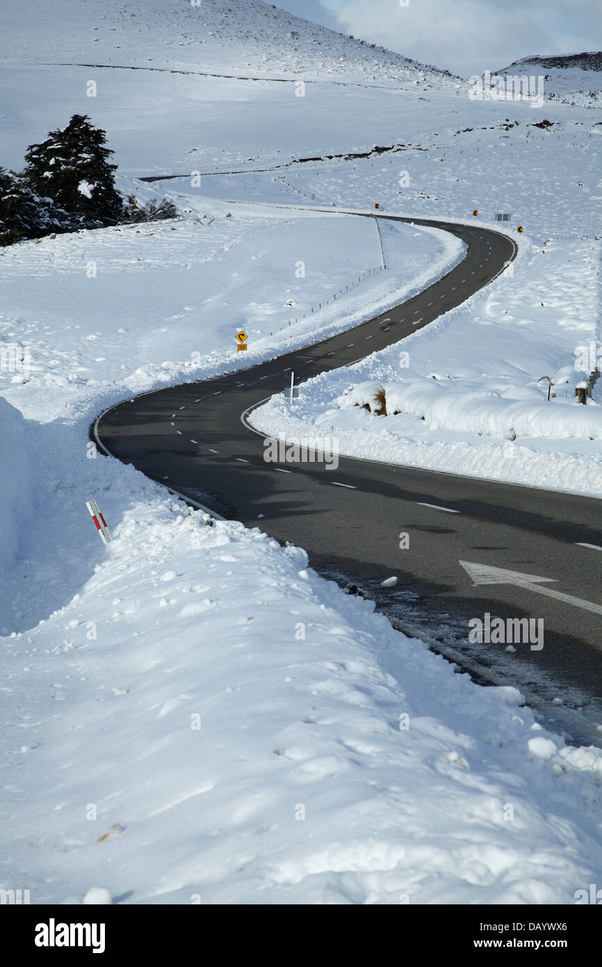 The "Pigroot" (State Highway 85) in winter, Otago, South Island, New ...