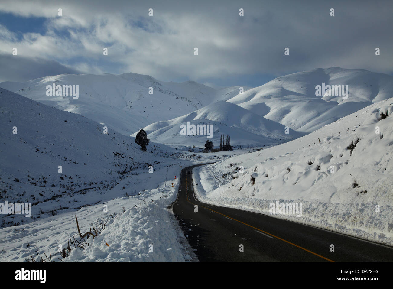 The "Pigroot" (State Highway 85) in winter, Otago, South Island, New ...