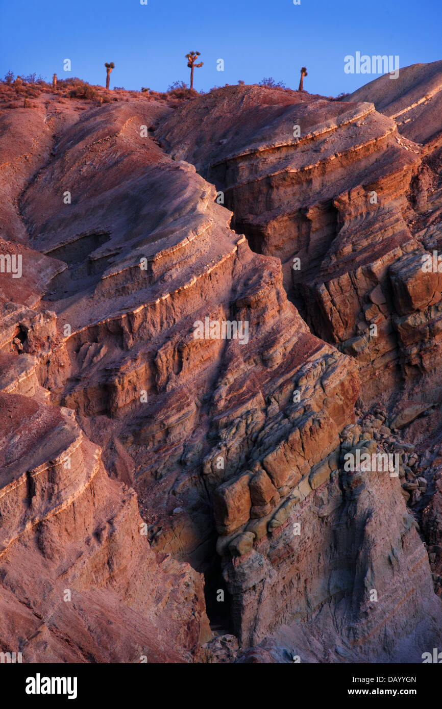 Gold trimmed cliffs of the Mojave Desert Stock Photo - Alamy