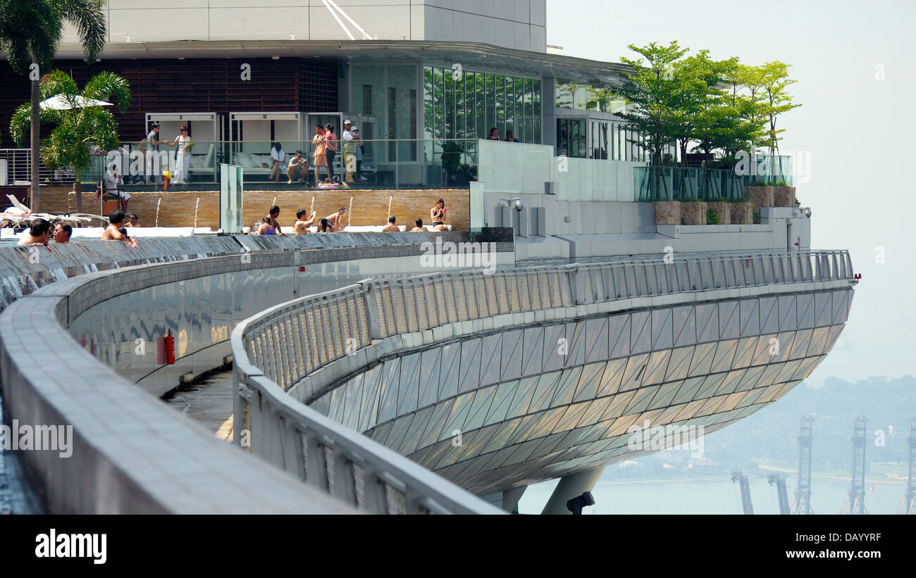 View of Marina Bay Sands Cantilevered Platform and its Famed Infinity ...
