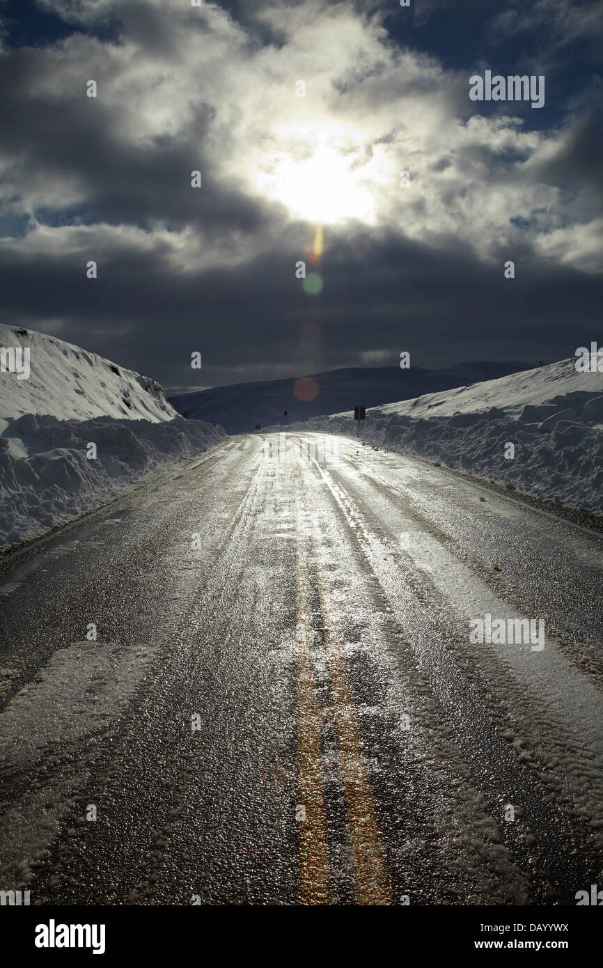 Dangerous winter road hi-res stock photography and images - Alamy