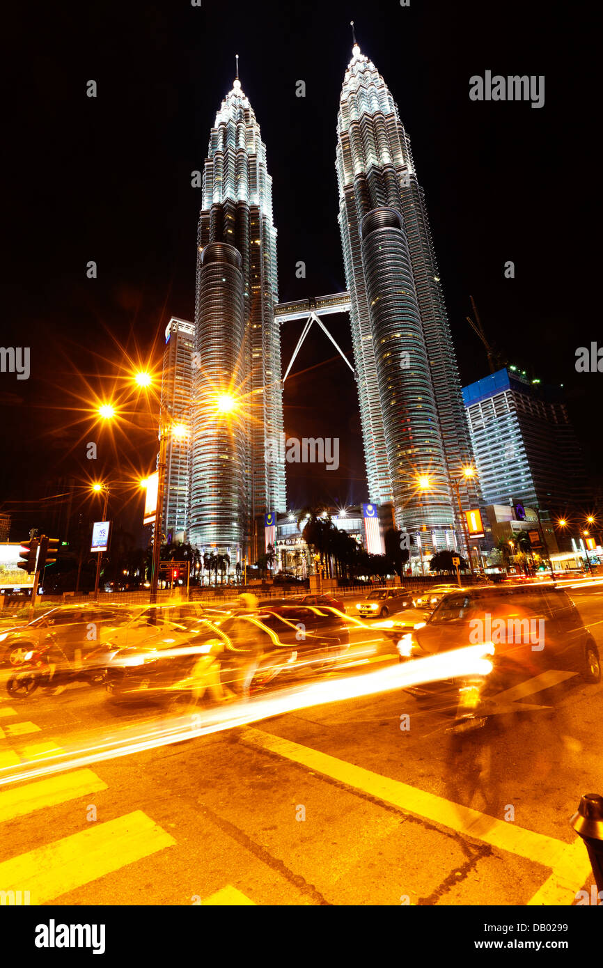 Kuala Lumpur, Malaysia : The Petronas Towers at night Stock Photo - Alamy