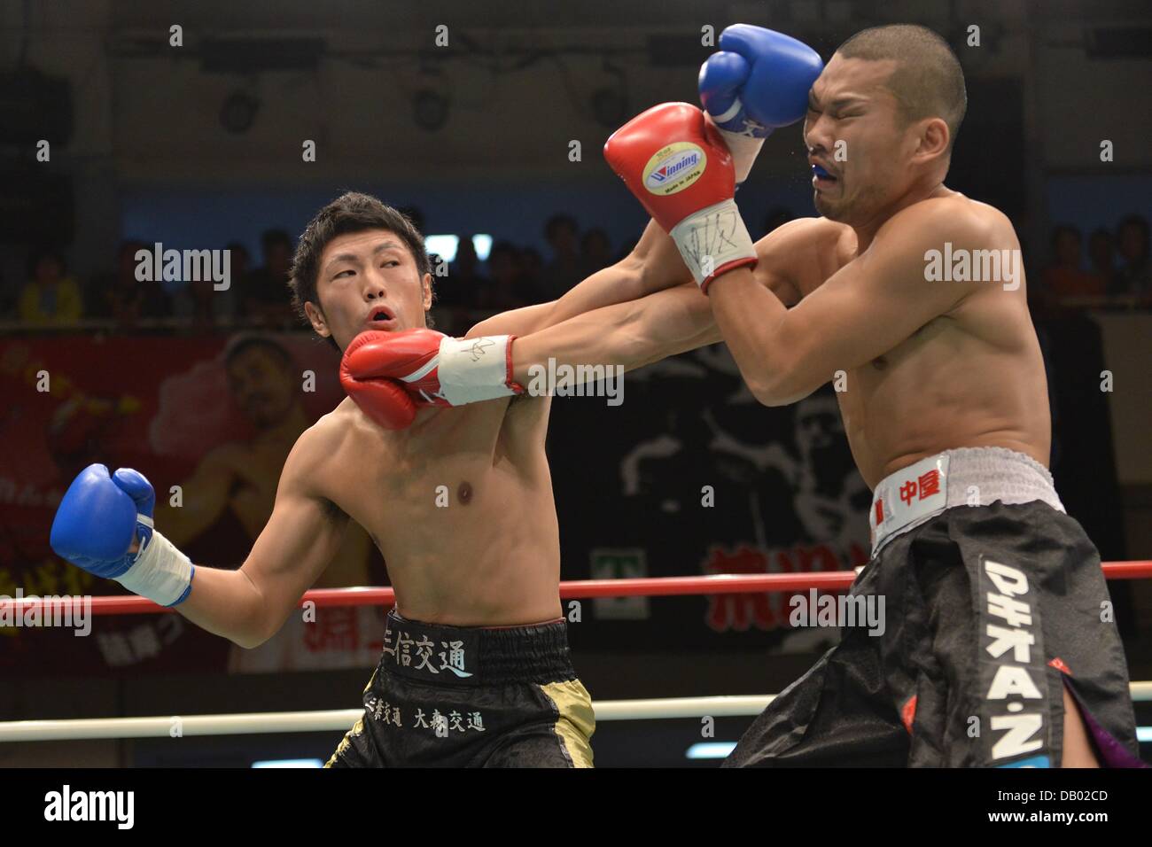 (L-R) Akio Shibata, Makoto Fuchigami (JPN), MAY 4, 2013 - Boxing : Akio ...