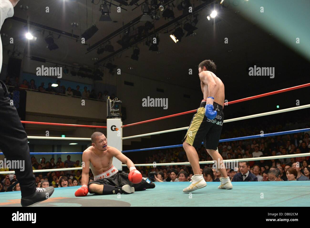 (L-R) Makoto Fuchigami, Akio Shibata (JPN), MAY 4, 2013 - Boxing : Akio ...