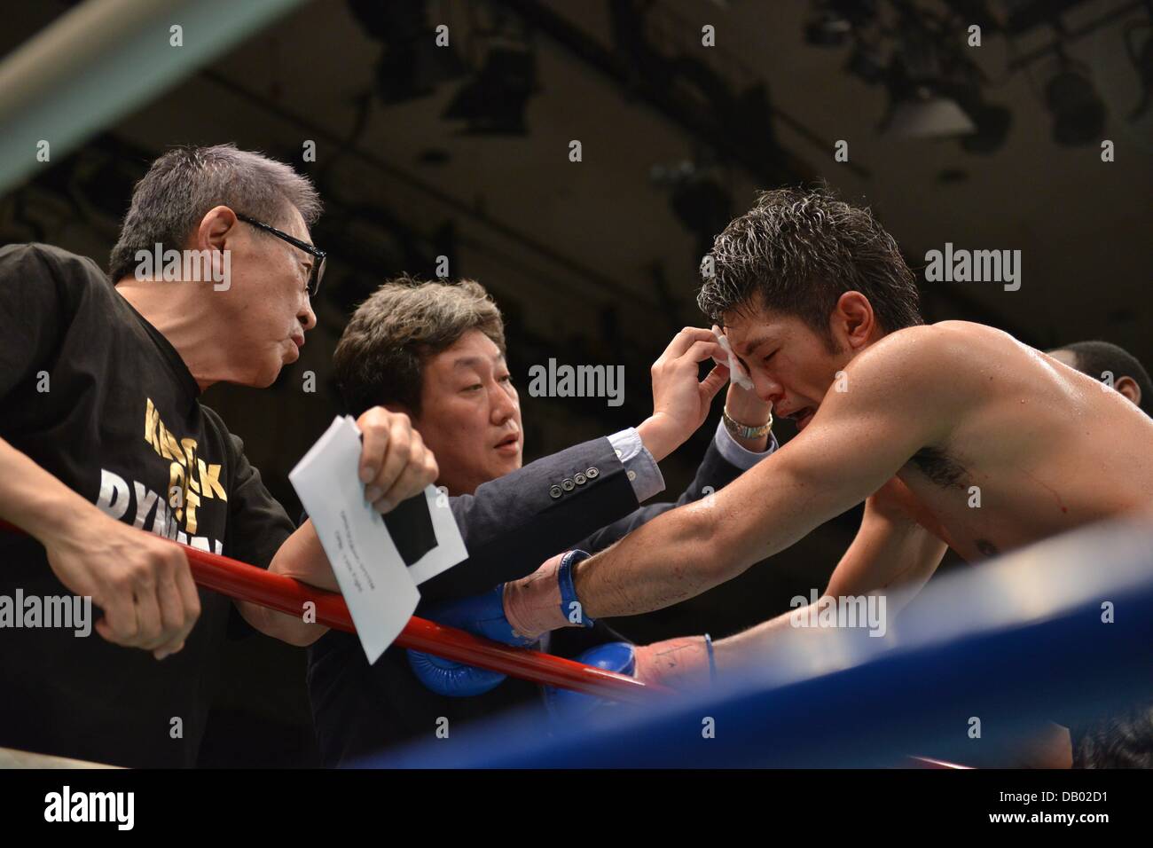 Akio Shibata (JPN), Hitoshi Watanabe, MAY 4, 2013 - Boxing : Akio ...