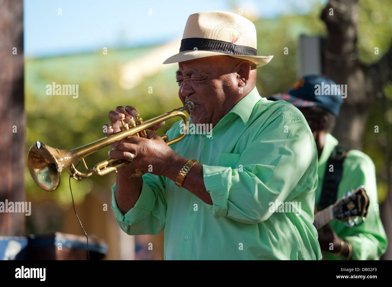 Cape town waterfront performance hi-res stock photography and images ...