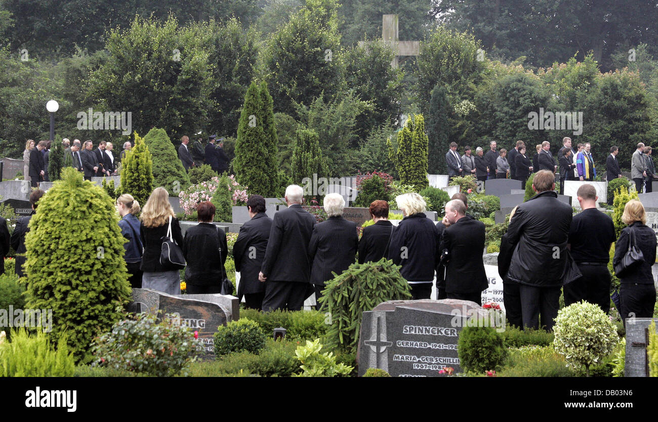 Friends and family of those who died in a bus accident on Autobahn 14 ...