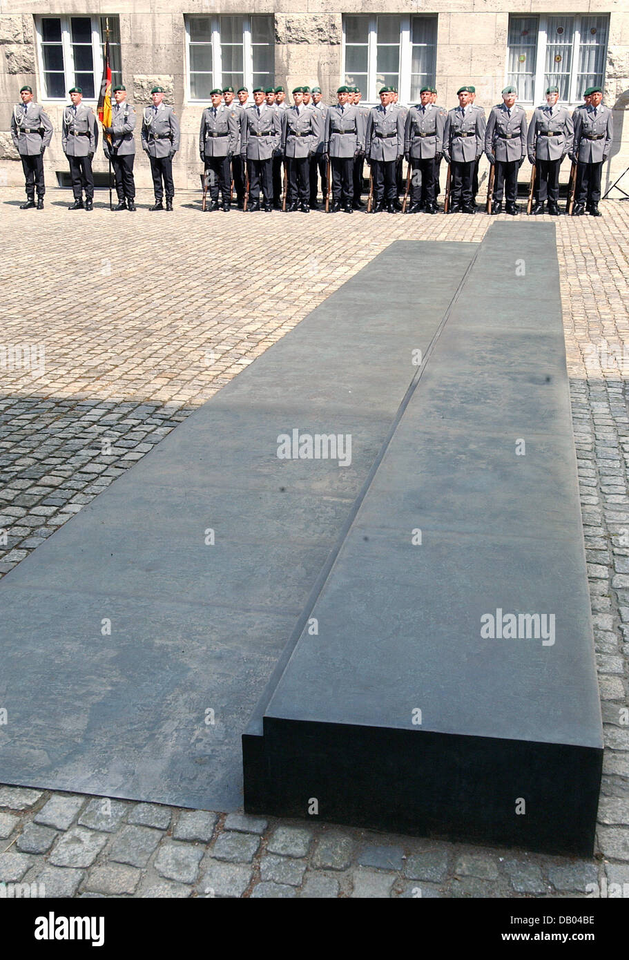 (dpa file) - Behind the symbolic 'barrier to resistance' stand soldiers ...