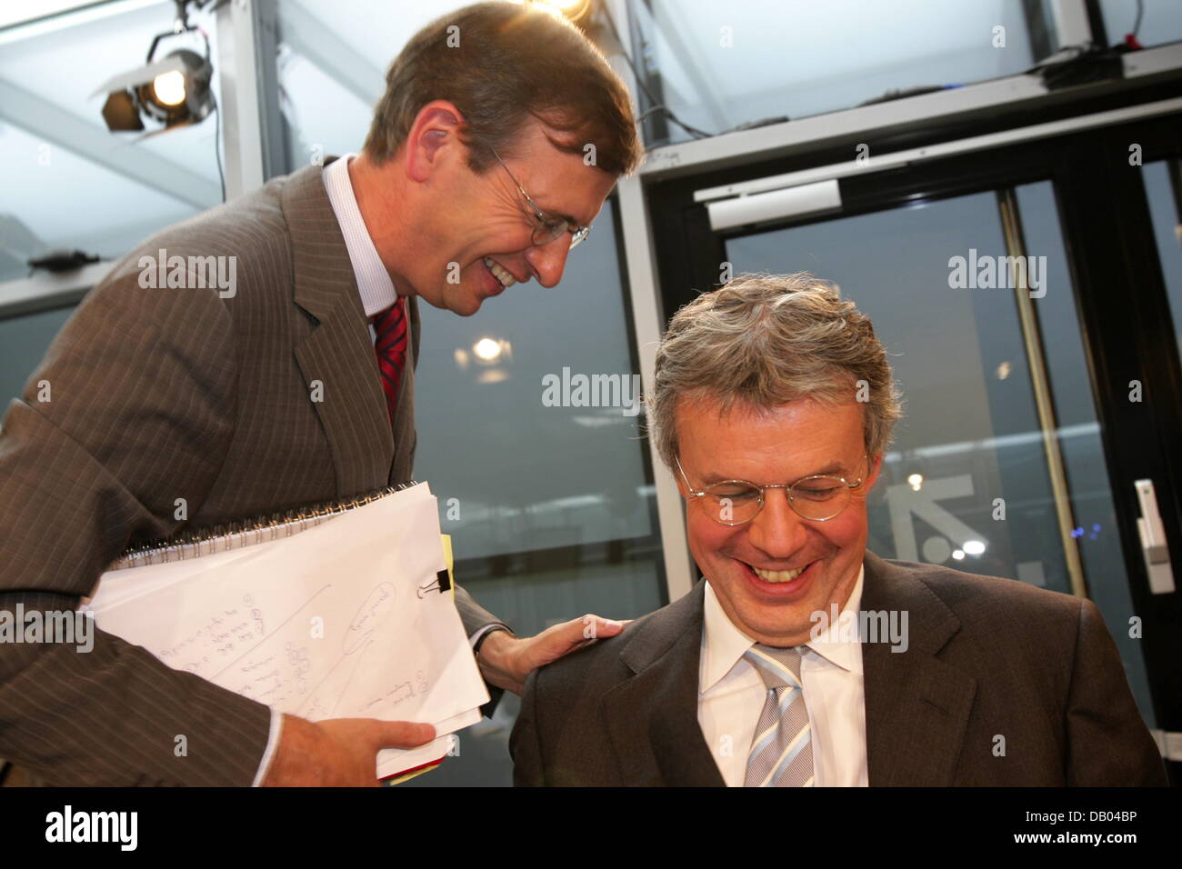 CEOs of ProSiebenSat.1, Guillaume de Posch (L) and SBS Broadcasting ...