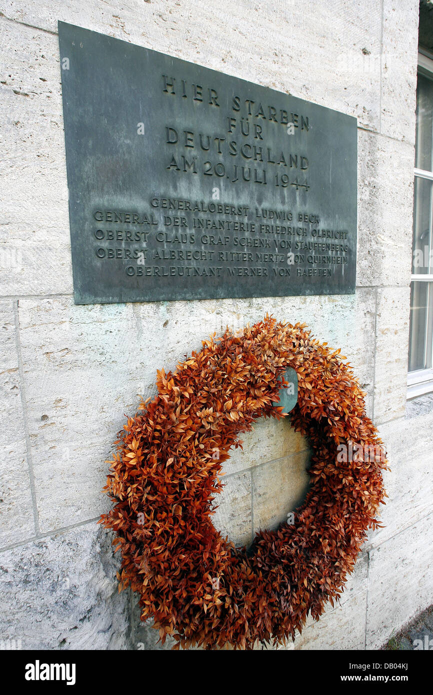 The picture shows the memorial plaque in the Bendlerblock, the German ...