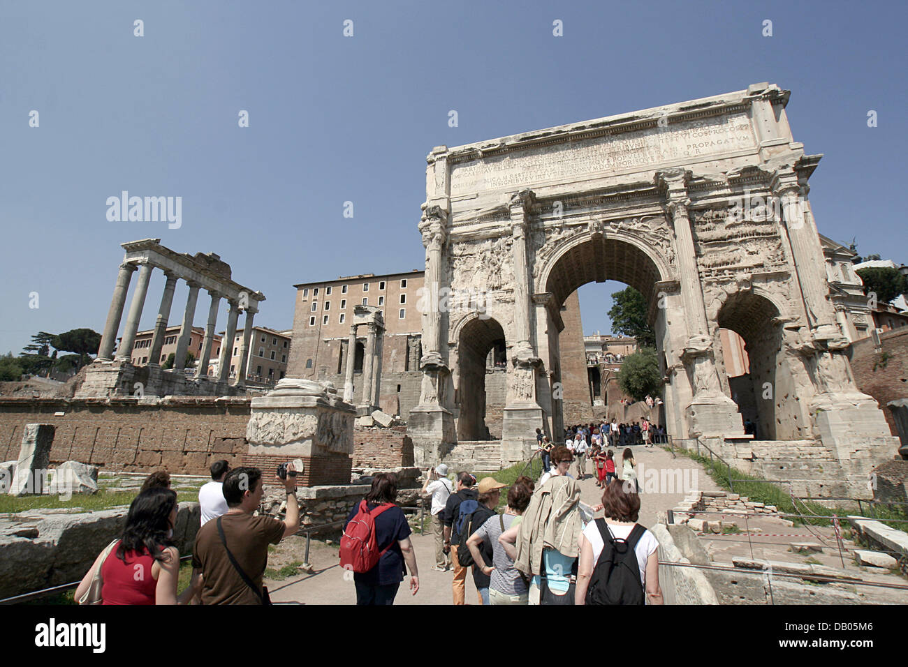 Tourists admire the Forum Romanum of Rome, Germany, 29 April 2007 ...