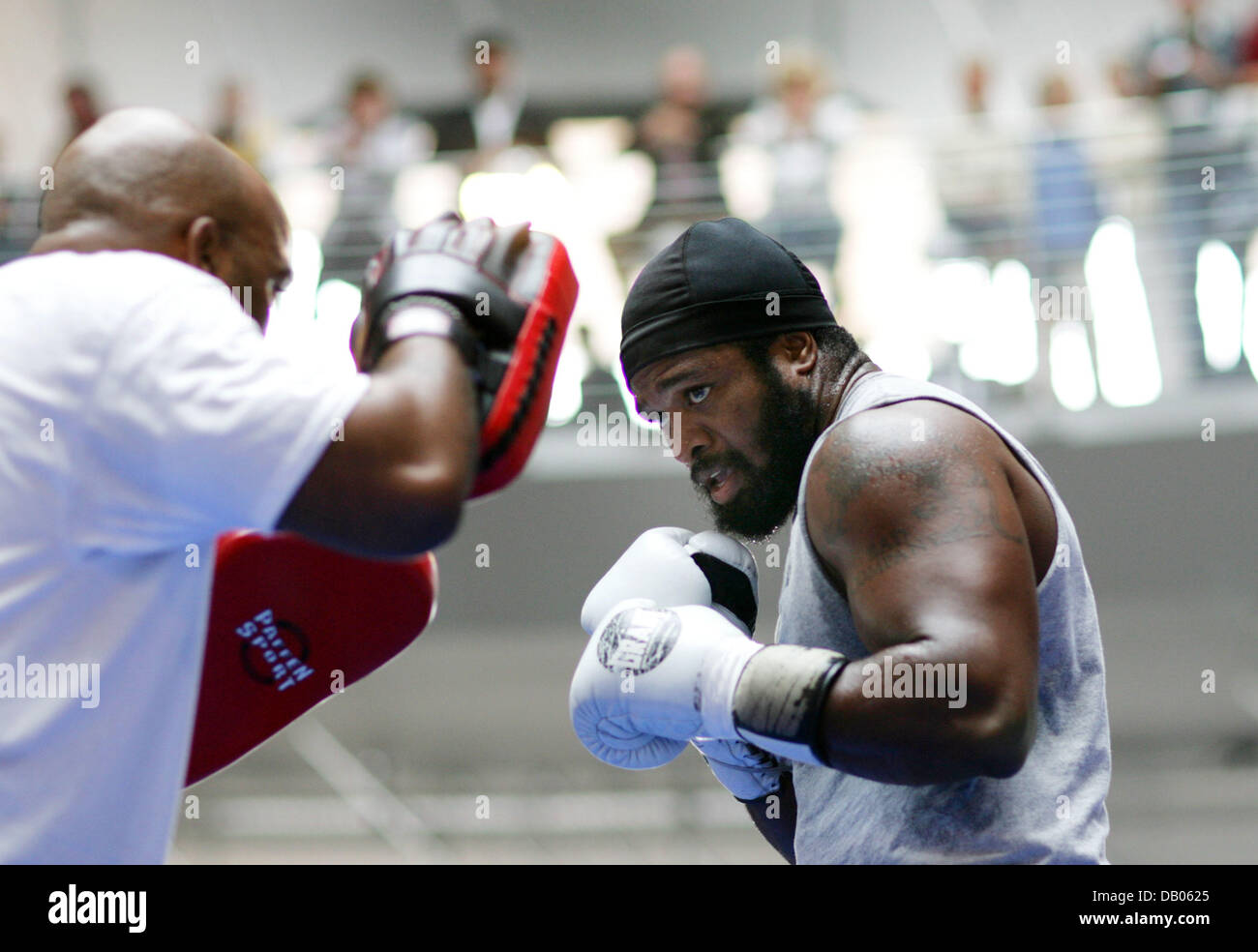 US-American heavy weight boxer Lamon Brewster (R) is pictured at a public training session with ...