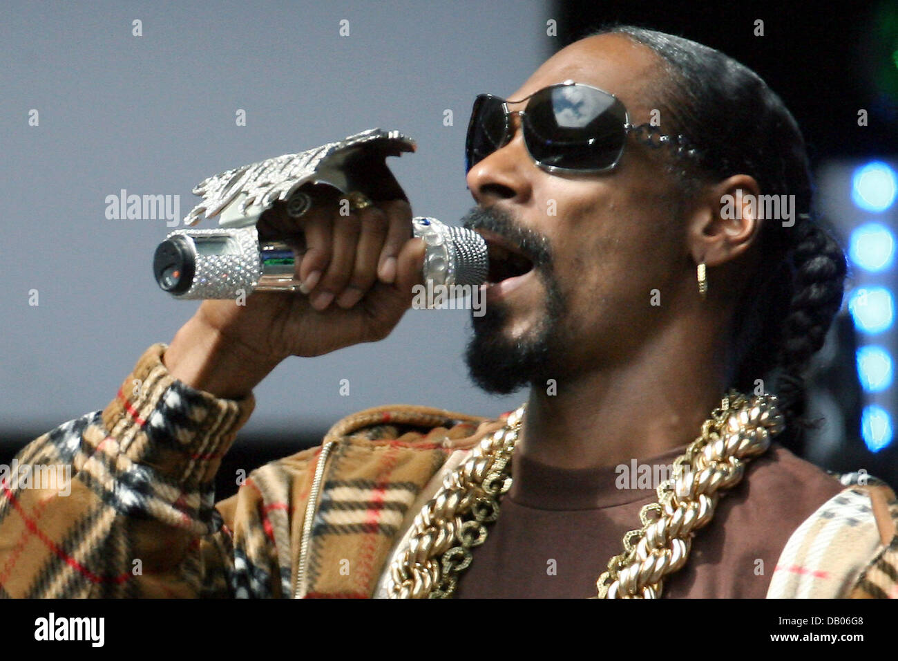US-American rapper Snoop Dogg performs during the 'Live Earth' concert ...