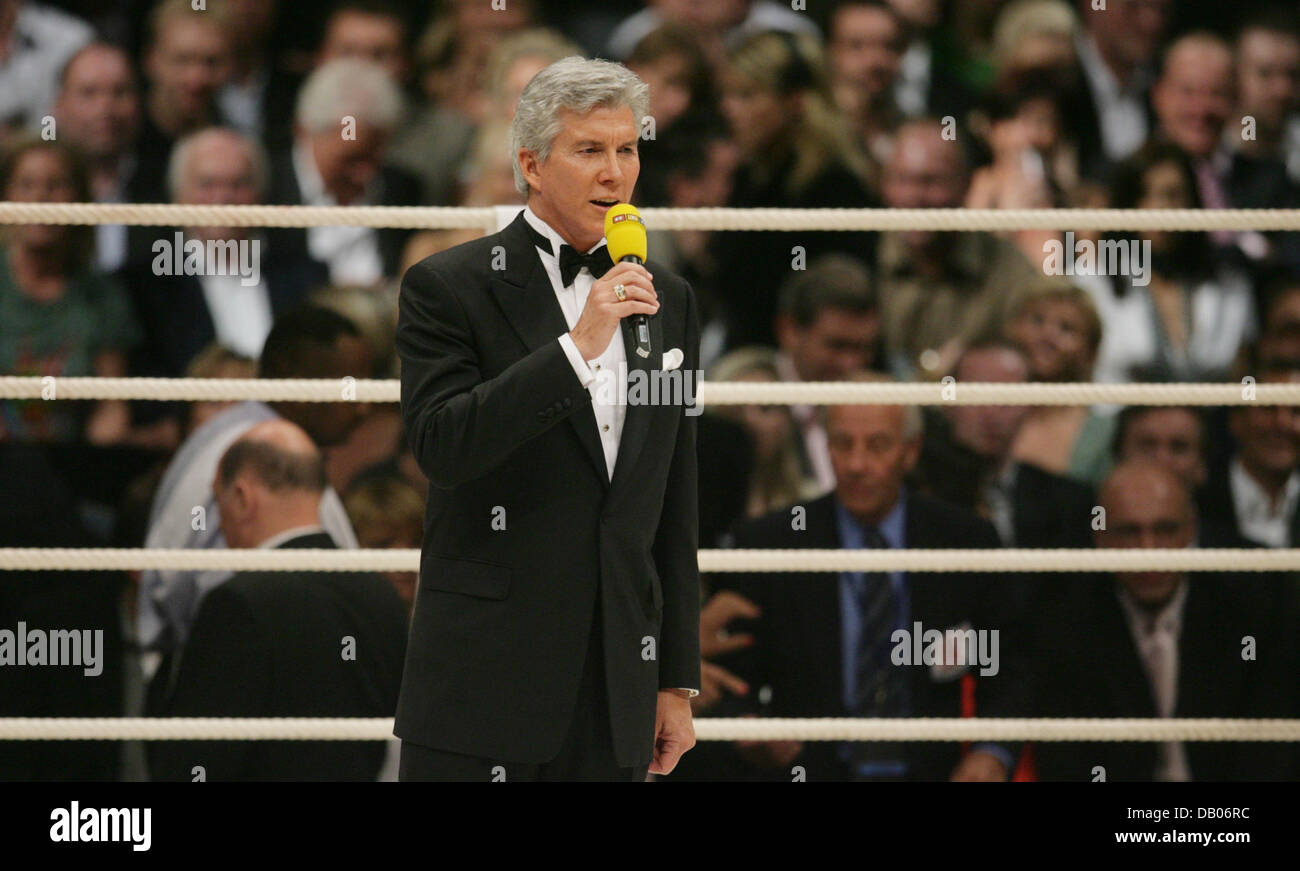 American ring announcer hi-res stock photography and images - Alamy