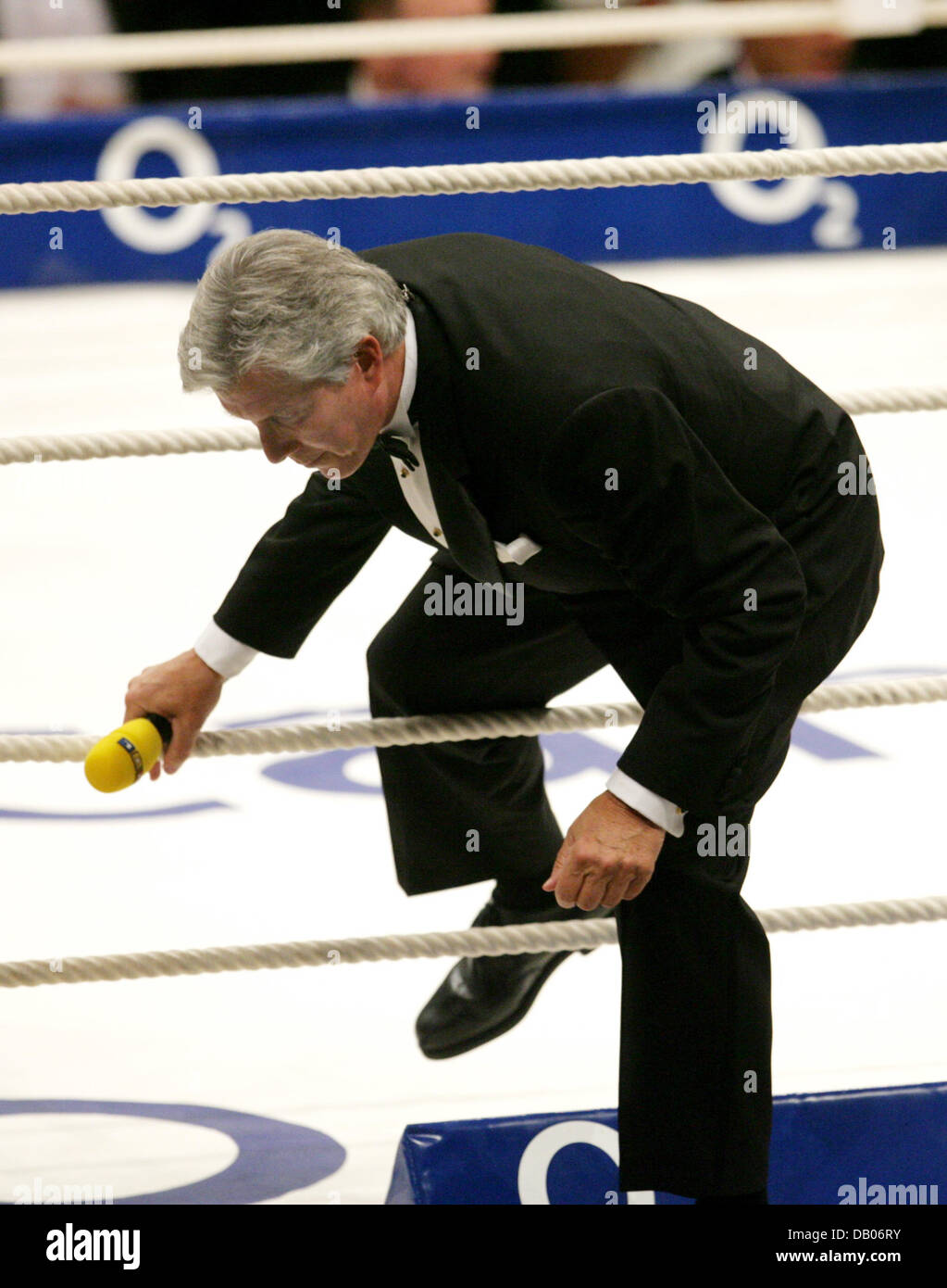American ring announcer Michael Buffer leaves the ring after announcing ...
