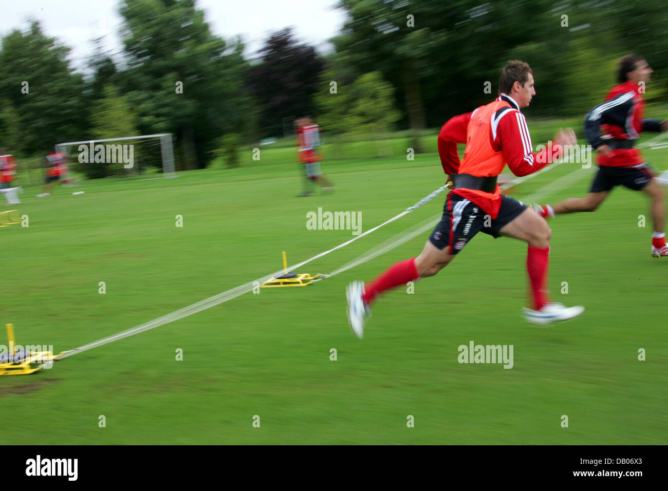 Bayern Munich player Miroslav Klose (2-R) pulls weights at the training ...