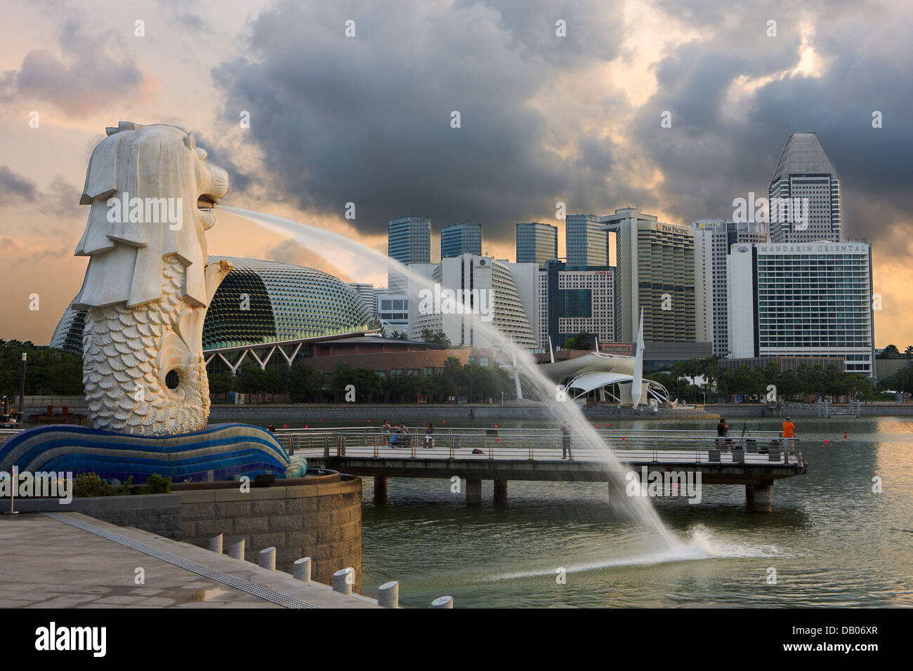 Merlion statue and fountain in Merlion Park. Singapore Stock Photo - Alamy