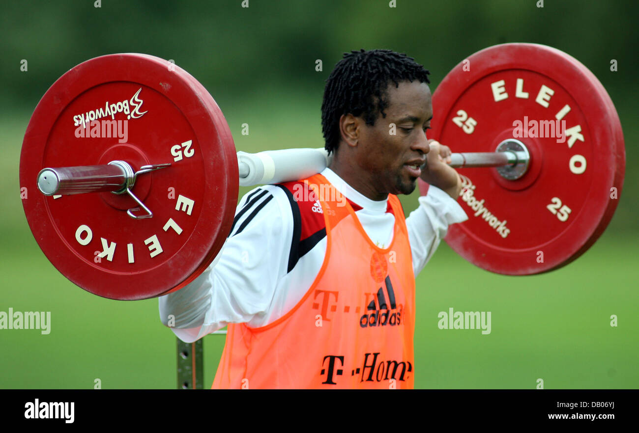 Brazilian Bayern Munich player Ze Roberto lifts weights at the training ...