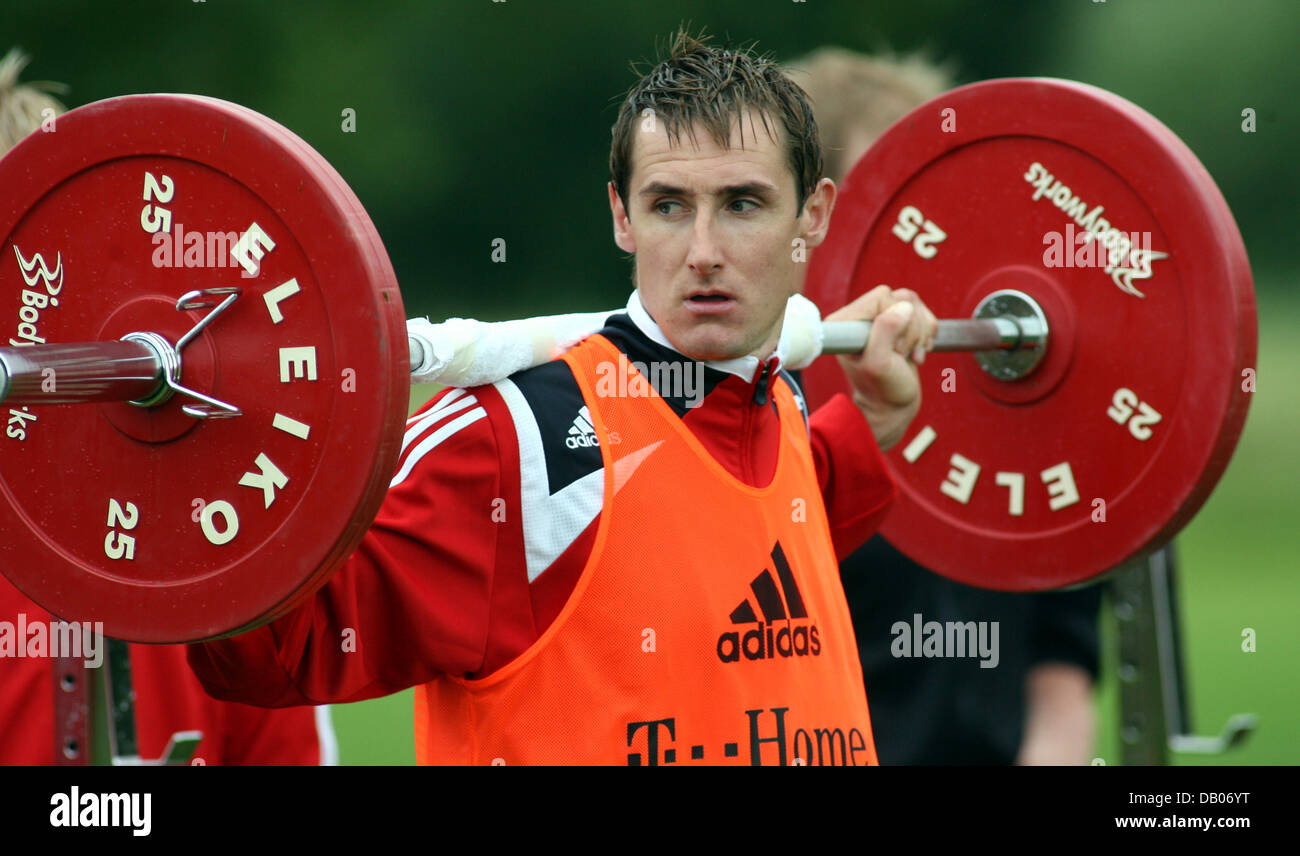Bayern Munich player Miroslav Klose lifts weights at the training camp ...