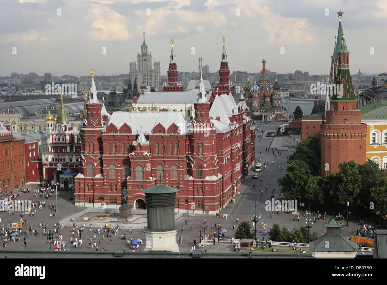 View of the Historical Museum and the Red Square with the Kremlin (back ...