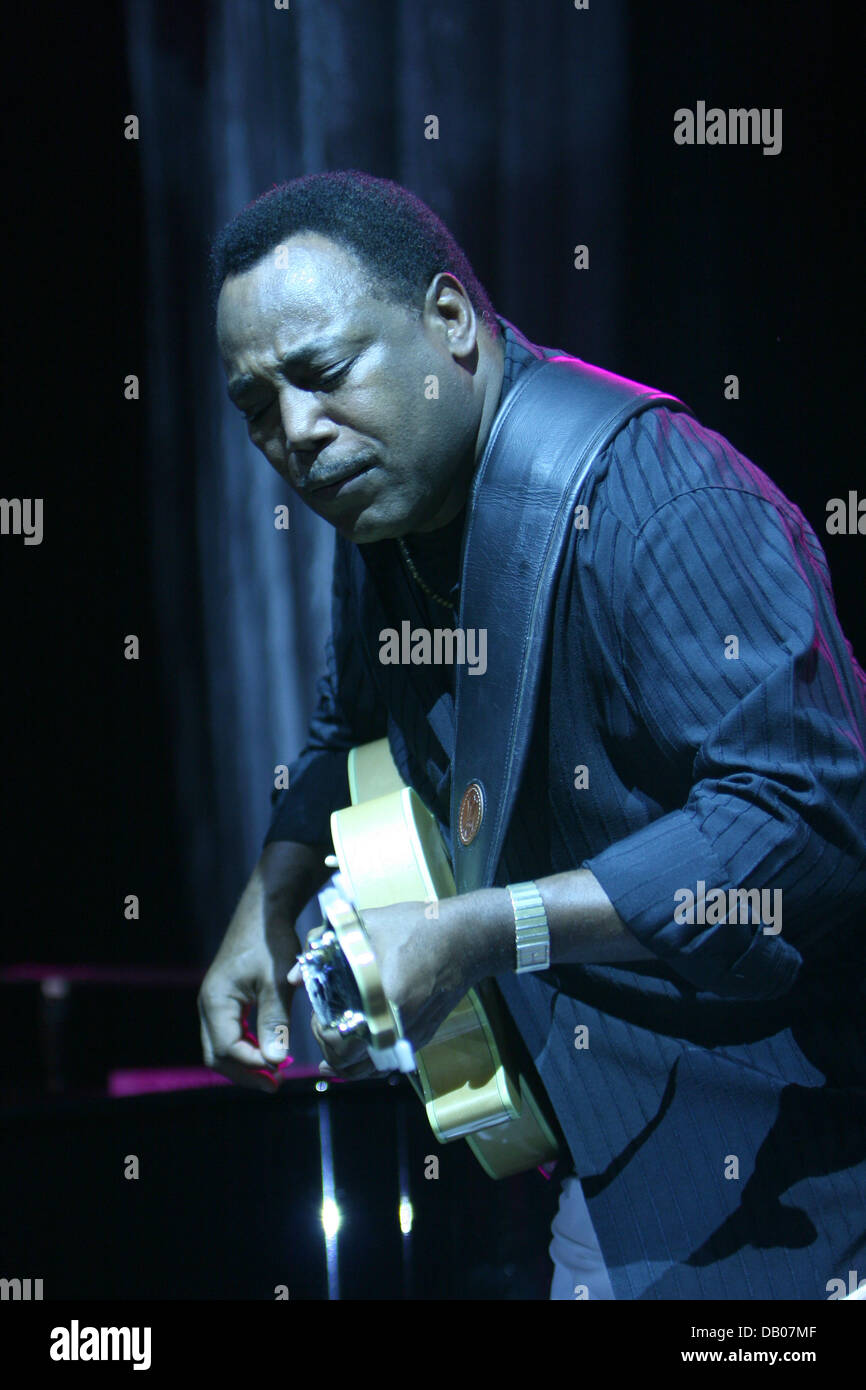 US-American Jazz guitarist and singer George Benson performs in Mainz ...