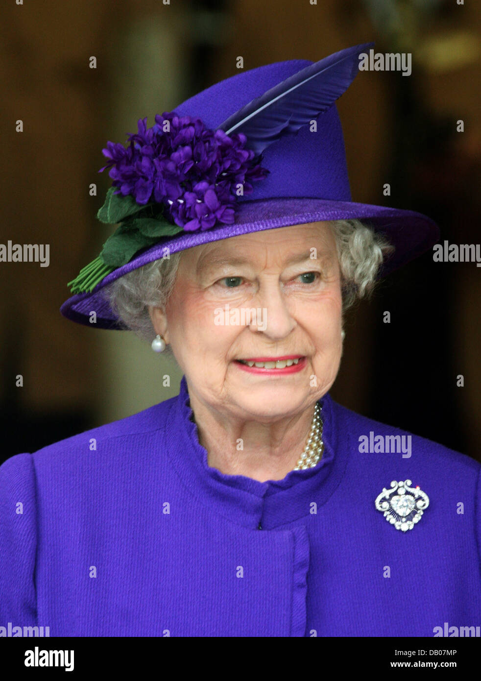 Queen elizabeth ii head shot hi-res stock photography and images - Alamy