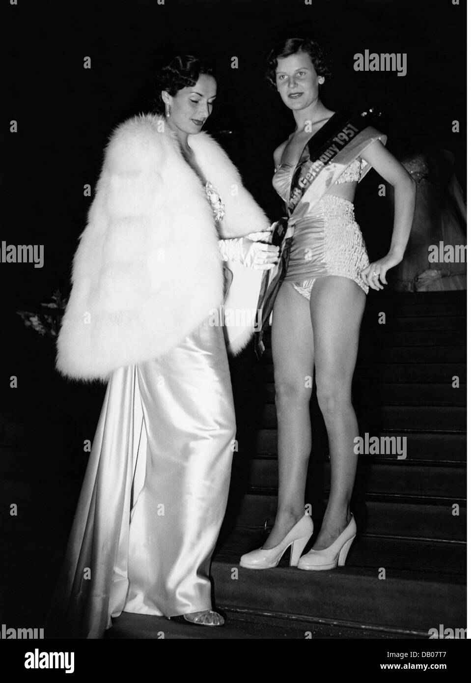 Woman model 1950 Black and White Stock Photos & Images - Alamy