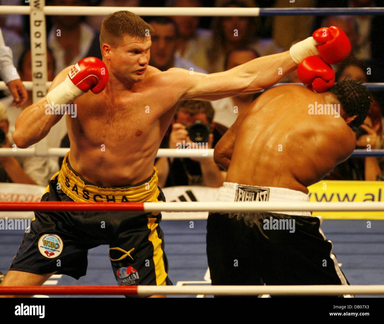 Ukrainian heavy weight boxer Alexander Dimitrenko (L) fights US ...