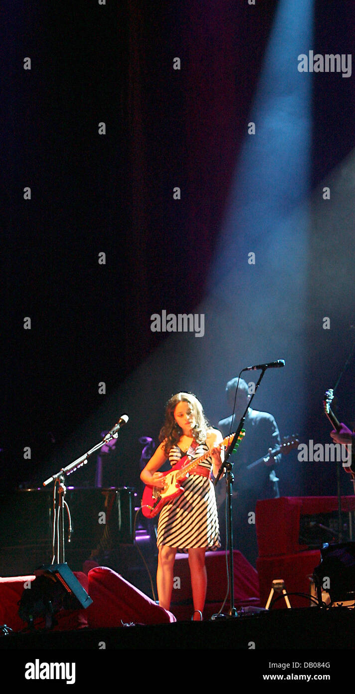 Norah jones grammy hi-res stock photography and images - Alamy