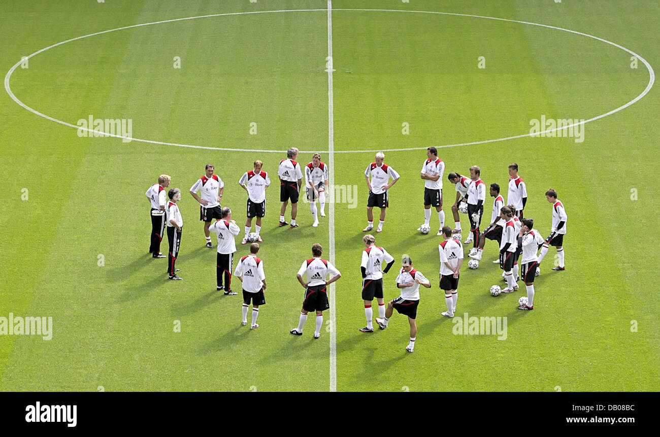 The team of Bundesliga club FC Bayern Munich forms a circle during the ...