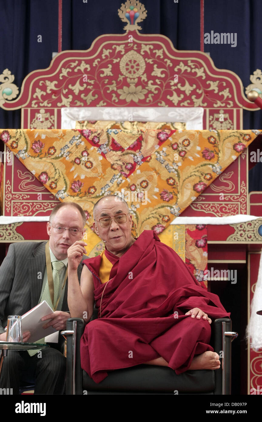 The Dalai Lama greets around 10.000 attendants from 32 countries on the ...