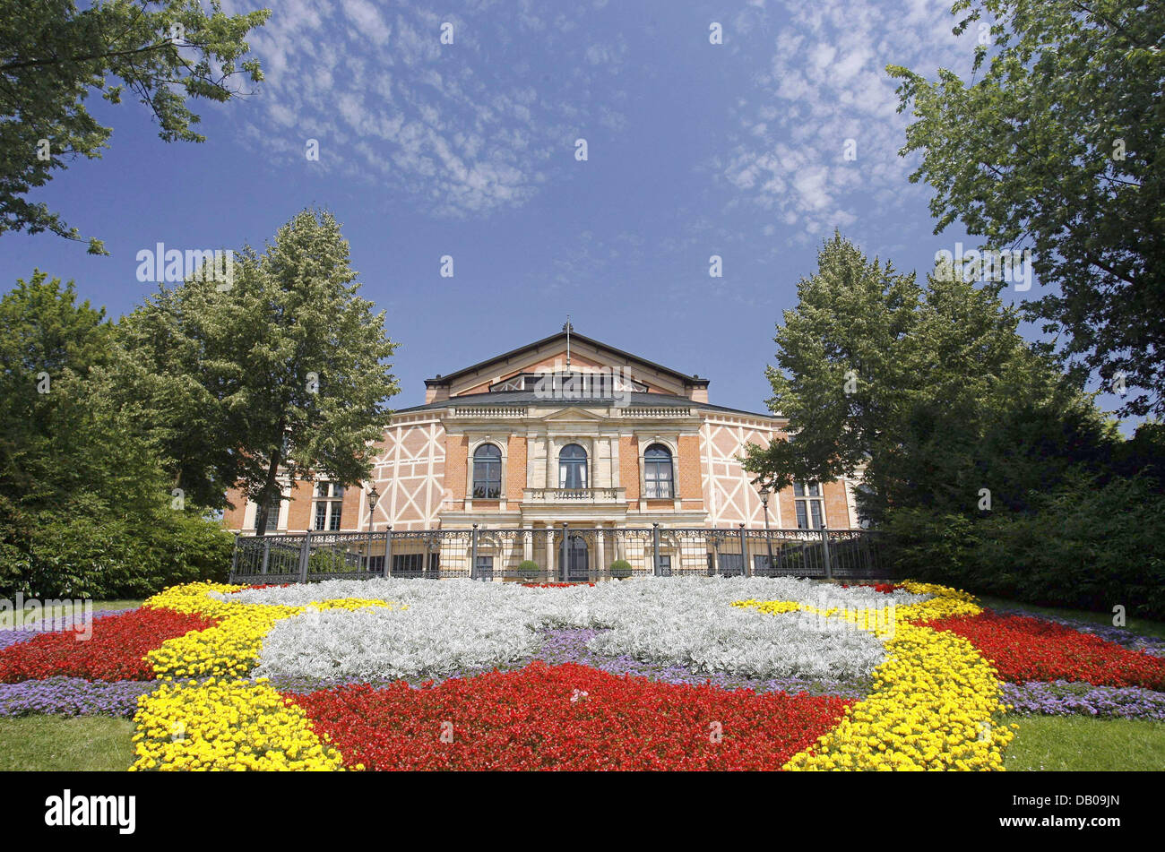 The picture shows the view towards the festival theatre in Bayreuth ...
