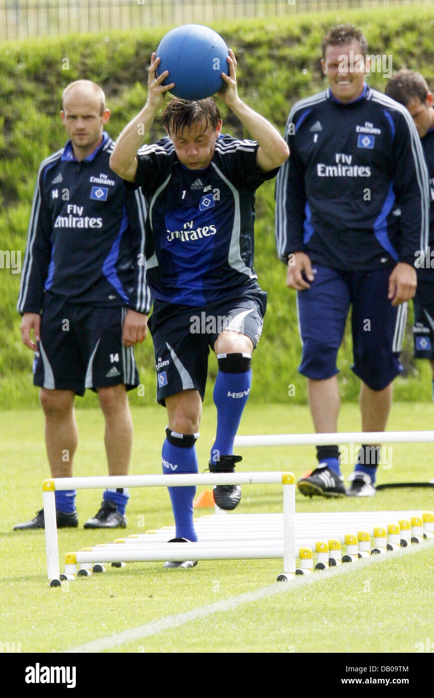 HSV Hamburg player Ivica Olic (C) jumps over obstacles on the pitch ...