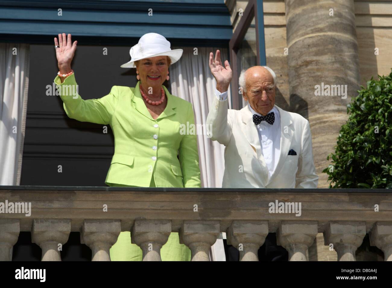 Former German President Walter Scheel and his wife Barbara Wiese stand ...