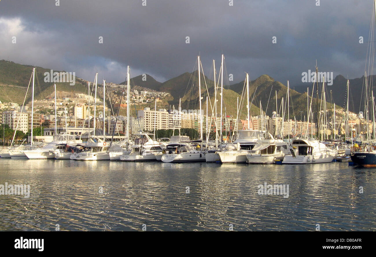 The picture shows the harbour of Santa Cruz on the Carnary Island of ...