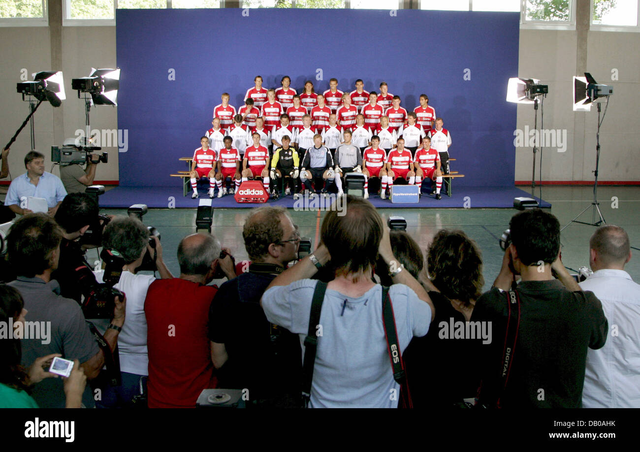 The picture shows soccer team Bayern Munich getting team pictures taken ...