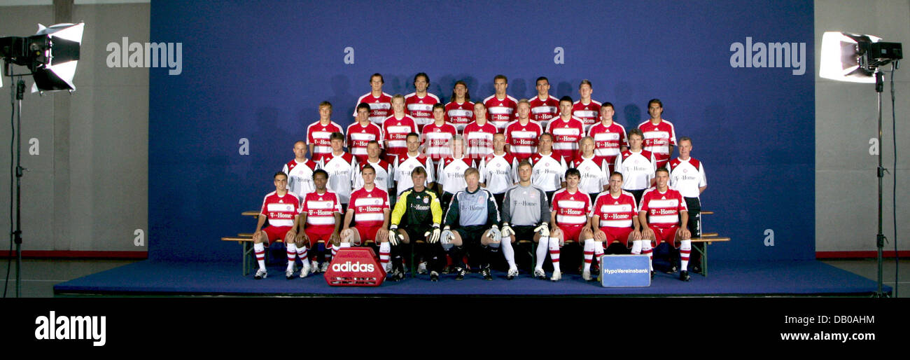 The picture shows soccer team Bayern Munich getting team pictures taken ...