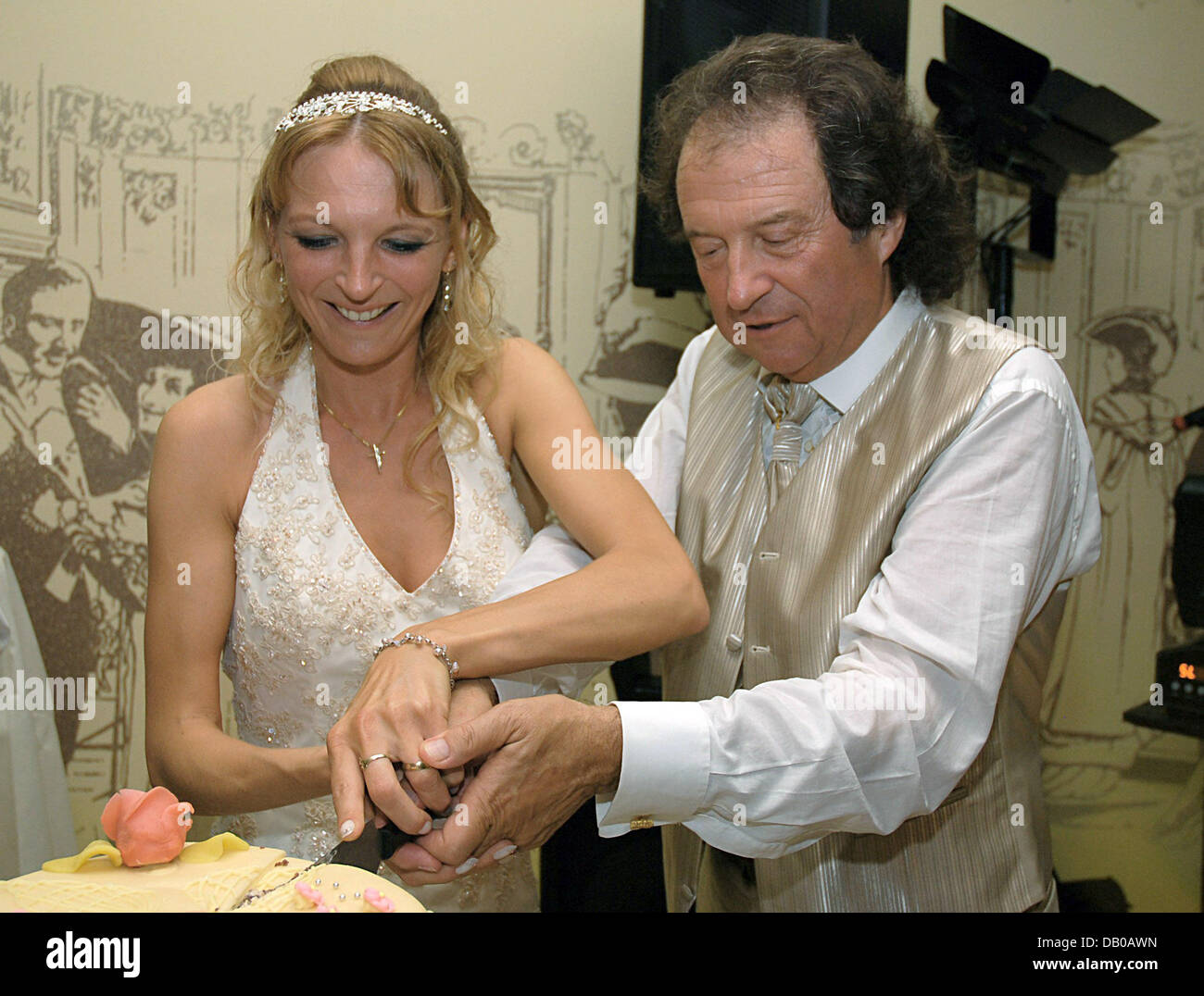 Singer Chris Andrews and his newly-wedded wife Alexandra Andrews cut ...