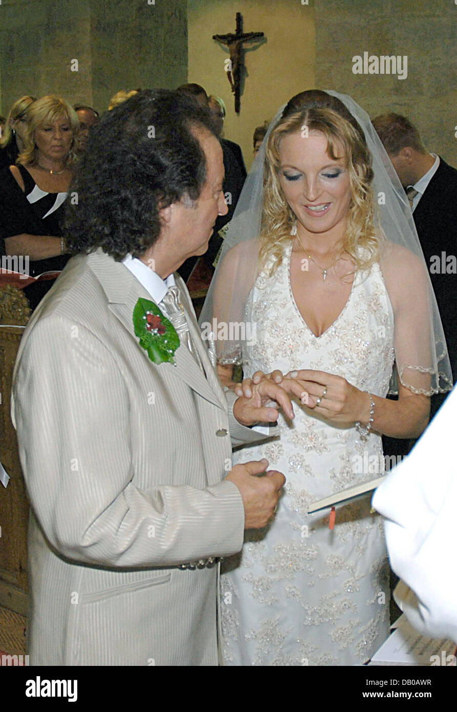 Singer Chris Andrews and his newly-wedded wife Alexandra Andrews ...