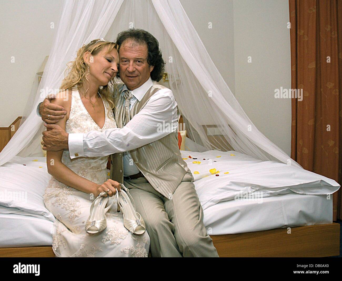 Singer Chris Andrews and his newly-wedded wife Alexandra Andrews pose ...