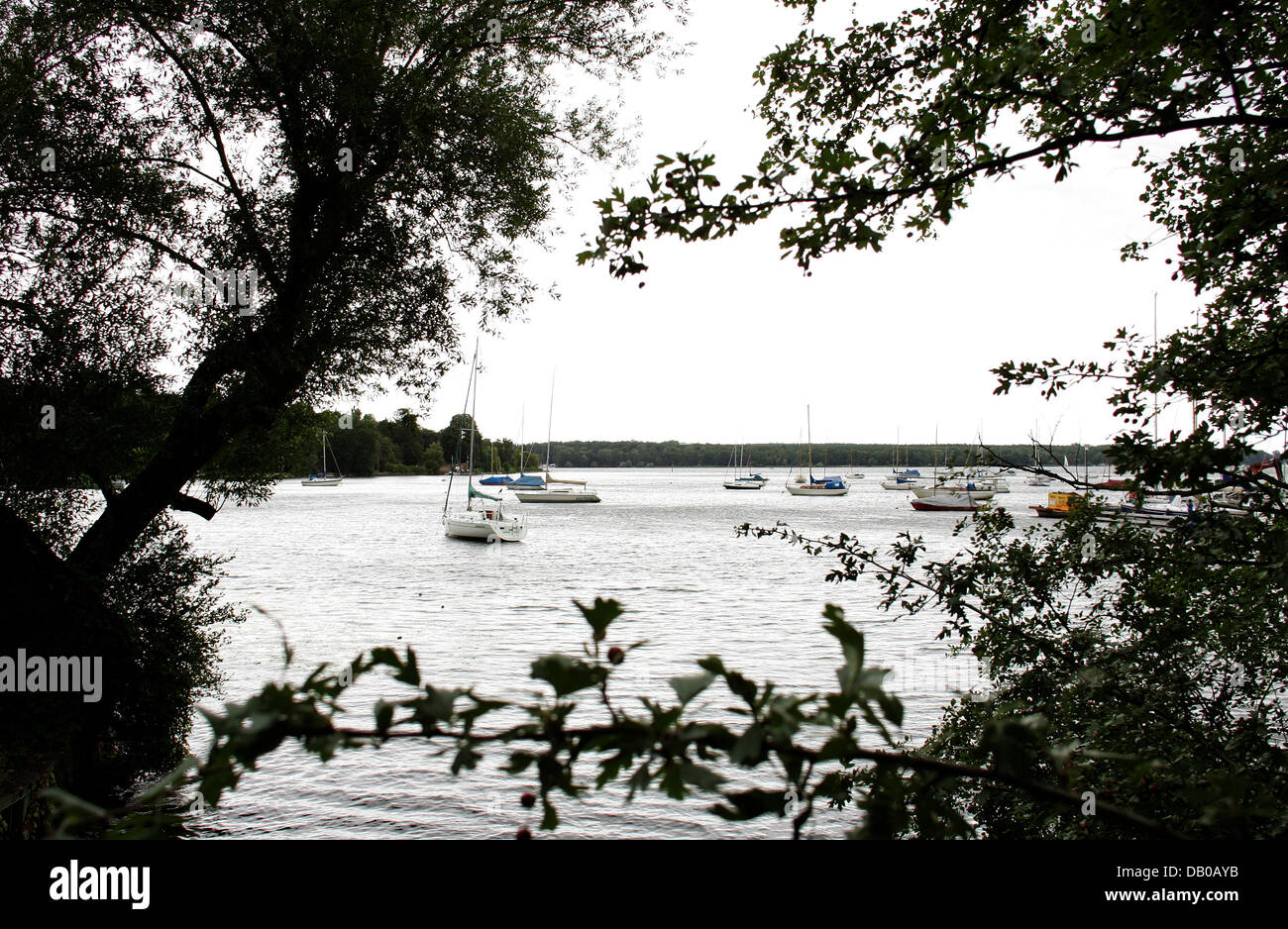 The picture shows Lake Wannsee from Schwanenwerder Island in Berlin ...
