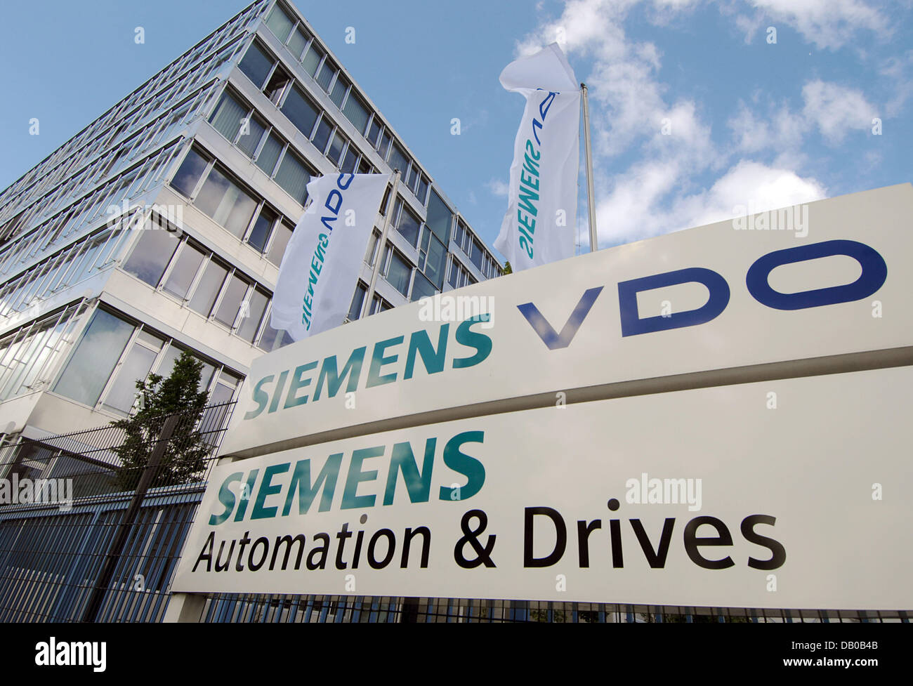 The photo shows the compnany headquarters of automobile industry supplier Siemens VDO in ...