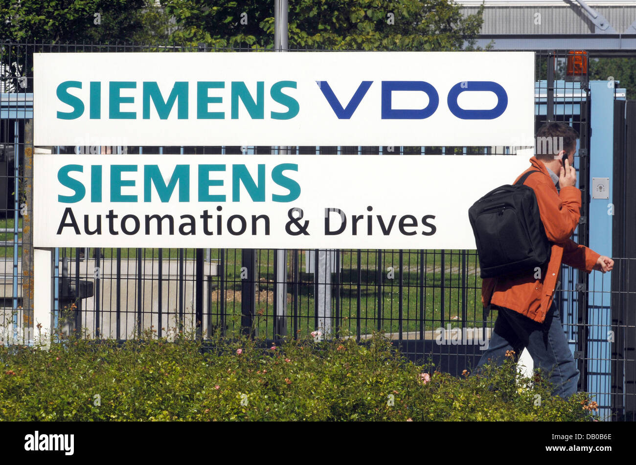 The picture shows the headquarters of the auto supplier Siemens VDO in Regensburg, Germany, 30 ...